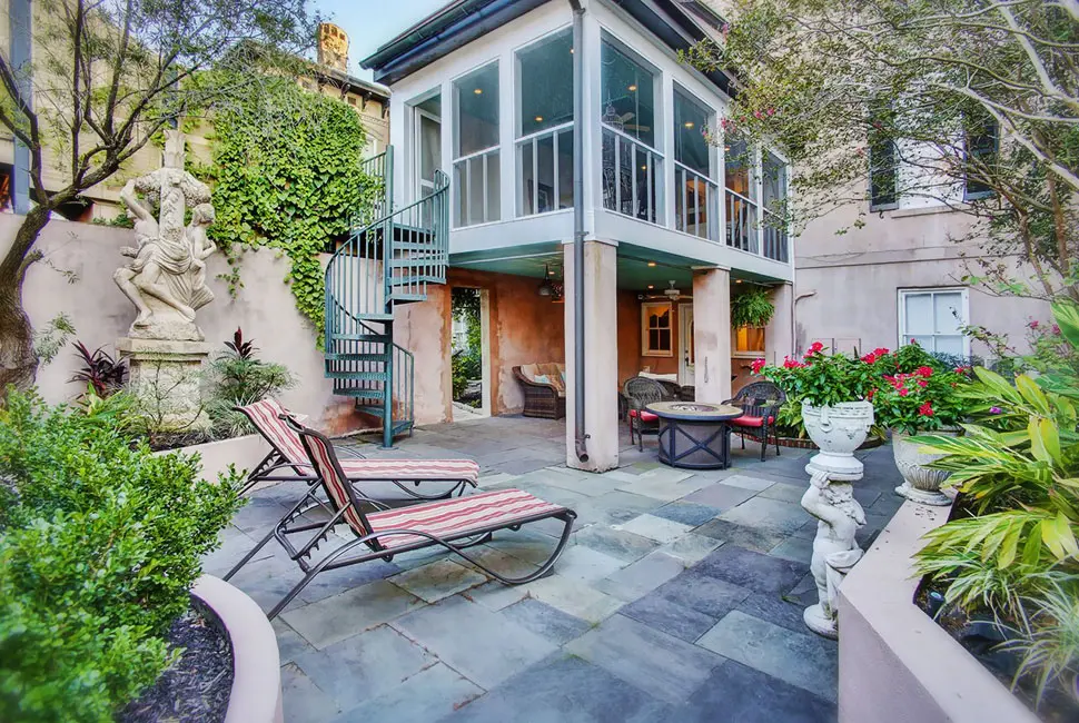 A Historic Savannah Inn located in the heart of the Historic District